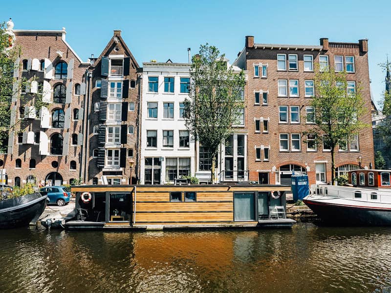 Stay on a houseboat in Amsterdam - boat accommodation guide
